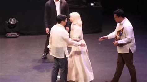 El Presidente Filipino Entrega El Premio Ani Ng Dangal A 26 Artistas Del País