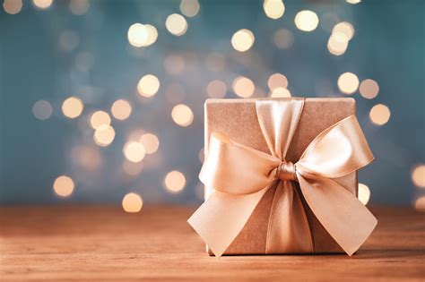 파란색 청록색 보케 배경에 크리스마스 또는 생일 선물 상자 휴일 인사말 카드입니다 선물에 대한 스톡 사진 및 기타 이미지