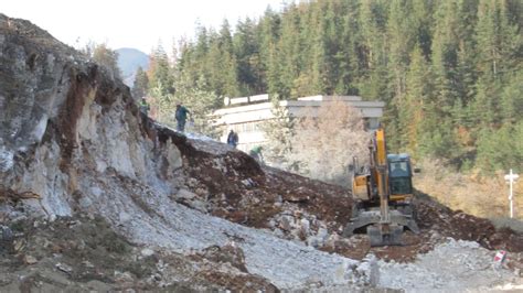 Депутат алармира за опасен път шосето било като лунен пейзаж Новини бг