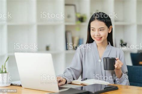 컴퓨터 앞에 사무실에 앉아 노트북에 메모를 복용 젊은 사업가의 초상화 소녀 작가는 책에서 작동 저널리스트는 기사를 씁니다 프리랜서는 원격으로 작동합니다 건축에 대한 스톡