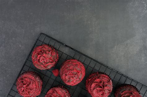 검은 색 금속 와이어 냉각 랙의 이미지 수제 갈색 초콜릿 컵 케이크 종이 케이크 케이스 탈수 라즈베리 먼지로 코팅 초콜릿 버터 착빙 파이프 소용돌이 검은 배경 높은 전망 0