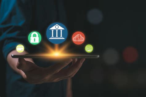 E 거버넌스 및 소셜 미디어 라이프 스타일 개념 아이콘이있는 디지털 태블릿을 사용하는 남자 금융 네트워크 보안 클라우드 컴퓨팅