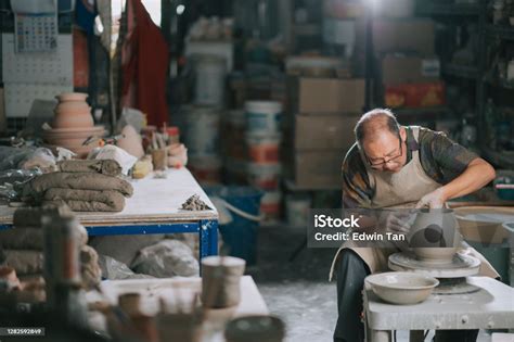 회전 하는 도자기 바퀴와 그의 스튜디오에서 작업 하는 아시아 중국 노인 클레이 아티스트 도자기에 대한 스톡 사진 및 기타 이미지 도자기 노인 녹로 Istock