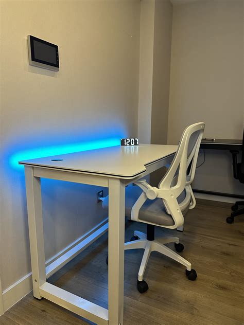 Манай цагаан багц маань дууссан Лед гэрэлтэй ширээ