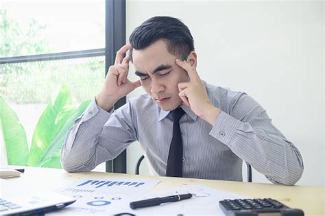 컴퓨터 비즈니스 프로젝트 현대 홈 오피스에 앉아 그의 얼굴 그의 손 우울 하 고 슬픈 고통 스트레스 좌절와 마감에 대 한 취재에서 젊은 사업가 걱정하는에 대한 스톡 사진 및