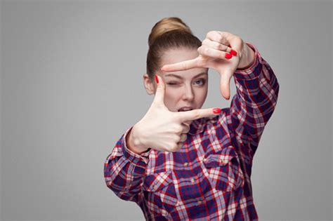 빨간색 분홍색 체크 무늬 셔츠에 아름 다운 금발 여자 수집 롤빵 헤어스타일 메이크업 위와 구성 제스처를 자르기 카메라를 보고 갇힌에 대한 스톡 사진 및 기타 이미지 Istock