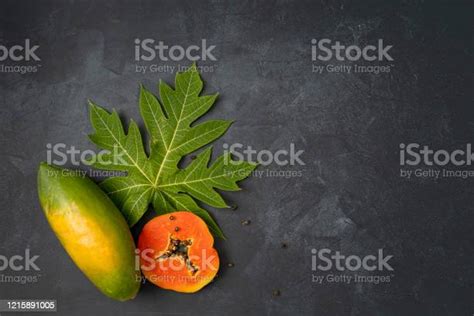검은 배경에 녹색 파파야 잎과 잘 익은 갓 잘라 파파야 과일 상단보기 복사 공간 파파야에 대한 스톡 사진 및 기타 이미지 파파야 0명 검은색 Istock