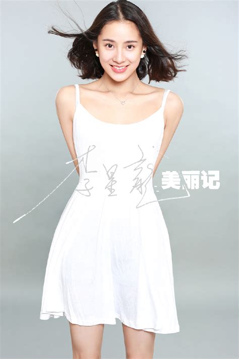 北舞校花一字马出镜美丽记 拍照片