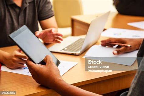 비즈니스 사람들 회의 사무실 개념 아이디어를 사용 하 여 차트 컴퓨터 태블릿 스마트 장치 사업 계획에 테이블에 공간을 복사