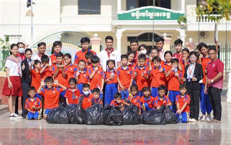 លោក គ្រូ អ្នក គ្រូ និង សិស្សា នុ សិស្ស សាលា រៀន សុ វណ្ណ ភូមិ ខេត្ត កំពង់ ឆ្នាំង ចុះ ប្រ មូល