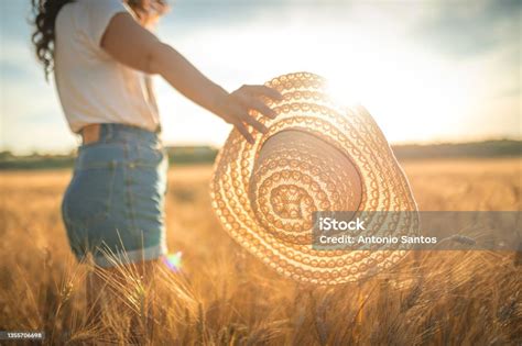 햇볕이 잘 드는 밀밭에서 모자를 쓰고 잘 익은 밀을 만지는 여성 번영과 따뜻함의 개념 클로즈업 30 34세에 대한 스톡 사진 및 기타 이미지 Istock