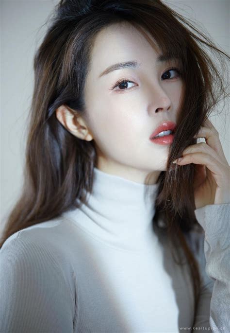 成熟知性美女小姐姐逆光摄影图片 2 配图网