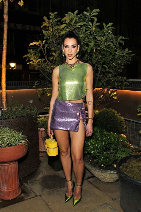 Le Style De Dua Lipa En 9 Essentiels Mode Vogue France