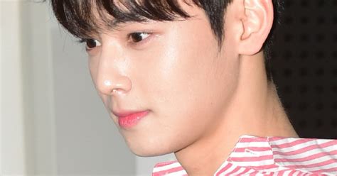 [포토] 차은우 심쿵 꽃미모