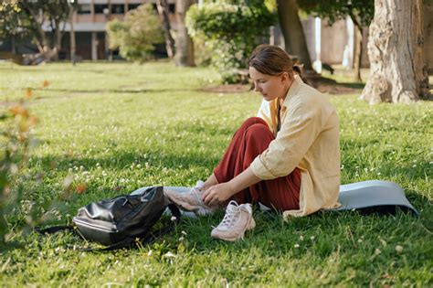 야외에서 요가 연습을 위해 신발을 벗는 중년 여성 공원에서 요가 수업을 준비하는 요가 강사 자연 컨셉과의 통일 건강한 생활방식에 대한 스톡 사진 및 기타 이미지 Istock