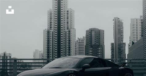 낮 동안 도시 건물 근처의 회색 포장 도로에 주차 된 검은 색 포르쉐 911 사진 Unsplash의 무료 자동차 이미지