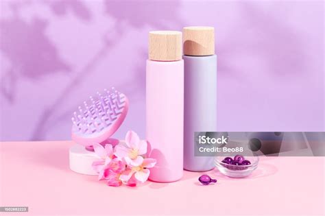 샴푸 브러쉬와 헤어 비타민이 있는 모형 샴푸와 컨디셔너 병은 생생한 분홍색 배경에 있다 샴푸에 대한 스톡 사진 및 기타 이미지 샴푸 팝 아트 화장실 건축물 Istock