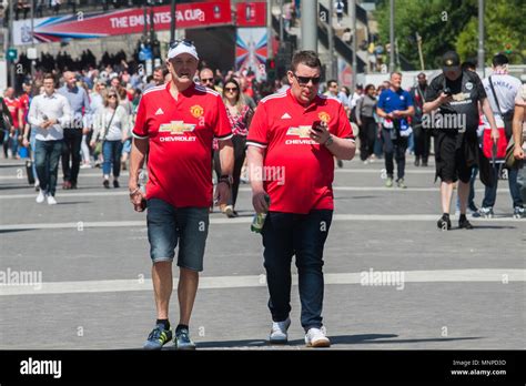 Wembley Middlesex Uk 19th May 2018 Fans Start Arriving In The Warm