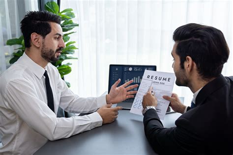 이력서 용지로 사무실에서 구직자를 인터뷰합니다 뜨거운 2명에 대한 스톡 사진 및 기타 이미지 2명 경영자 계약서 Istock