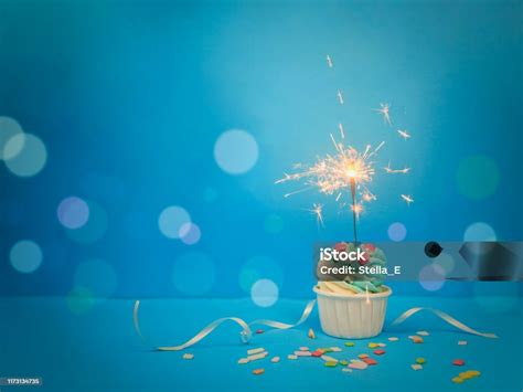 복사 공간이있는 파란색 배경에 달콤한 컵 케이크와 스파클러 생일 파티 스파클러 폭죽에 대한 스톡 사진 및 기타 이미지 스파클러 폭죽 케이크 촛불 조명 장비 Istock