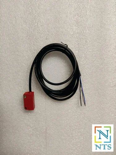 Leuze Ht C P M Diffuse Background Suppression Optical Sensor At Rs Diffuse Sensor