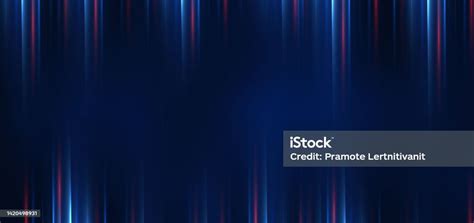 추상적 인 기술 미래 지향적 인 빛나는 파란색과 빨간색 조명 라인과 진한 파란색 배경에 속도 모션 블러 효과 3차원 형태에 대한