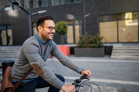 아침에 도시 거리에서 일하기 위해 자전거를 타는 잘 생긴 남자 자전거 타기에 대한 스톡 사진 및 기타 이미지 자전거 타기 남자 도시 Istock