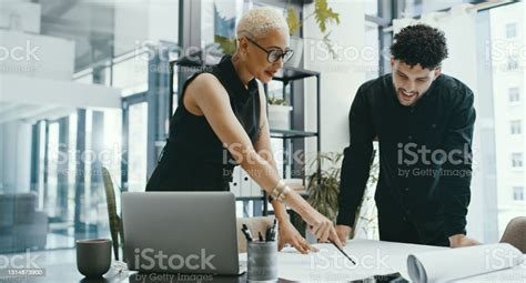 사무실에서 청사진을 분석하는 두 명의 젊은 건축가의 샷 사무실에 대한 스톡 사진 및 기타 이미지 사무실 리노베이션 그리기 Istock