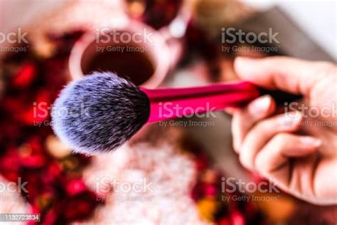 메이크업 브러쉬는 아름 다운 배경을 흐리게 하는 손으로 1 인칭 뷰 붓에 대한 스톡 사진 및 기타 이미지 붓 클로즈업 페이스 파우더 Istock