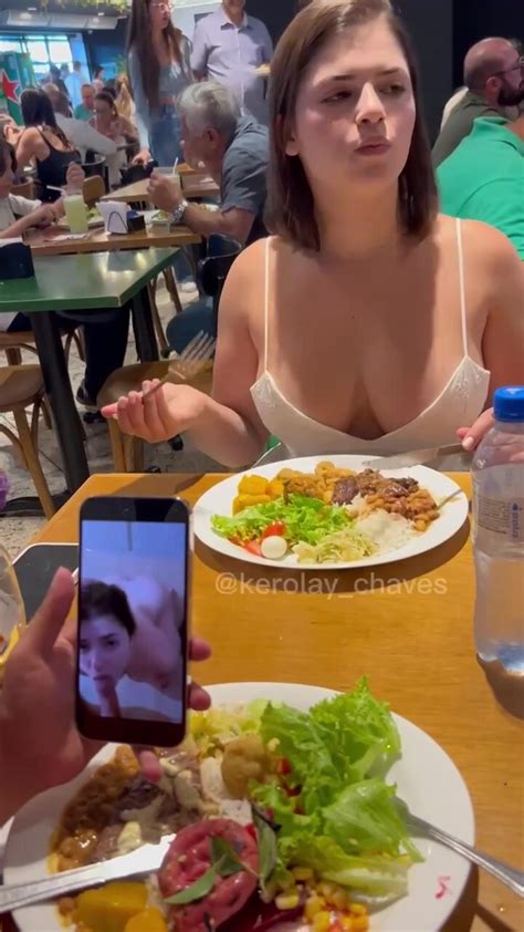 식당에서 점심을 먹는 동안 입으로 입으로 주는 케로레이 차베스 보기 Cnn Amador