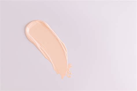 얼굴 메이크업을 위한 액체 샘플 파우더 견본 보편적인 음색 가볍고 섬세한 파우더 구조 파스텔 배경입니다 복사 공간입니다 레이아웃 모형 갈색에 대한 스톡 사진 및 기타 이미지