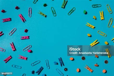 학교 문구 용품의 빈 프레임 테두리 학생과 교사를 위한 텍스트 또는 교육 인사말 공지를 위한 공간을 복사합니다 평면도 평평하게 창조적 인 생생한 다채로운 배경 가을에 대한