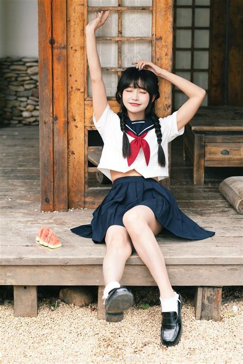 P에 있는 脩軒 黃님의 핀 앉아있는 포즈 여성 포즈 참조 포즈