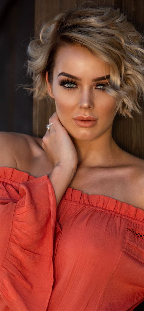 Download Wallpaper Look Girl Pose Hand Shoulders Rosie Robinson