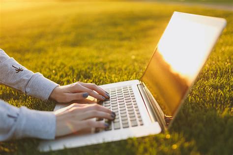 키보드에 손을를 닫습니다 여자 빈 검은색 빈 화면으로 노트북 Pc 컴퓨터에서 작업 공간에 녹색 잔디 햇빛 잔디 야외 공원에서