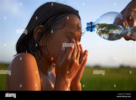 Mädchen mit dusche im freien Fotos und Bildmaterial in hoher Auflösung Alamy