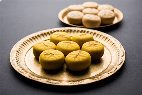 갈색 그리고 Kesar Pedha 또는 Peda 우유 회와 사프란에서 만든 인도 전통 달콤한 요리 0명에 대한 스톡 사진 및 기타 이미지 Istock