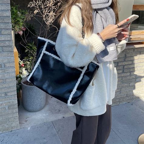 파비엔 뽀글이 쇼퍼백 여성 숄더백 빅백 겨울 스퀘어 양털 데일리 심플 모던 위시버킷