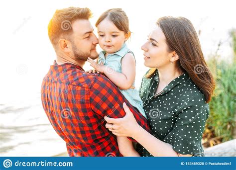 Madre Joven Y Padre Con Su Linda Hija Foto De Archivo Imagen De Lindo Lago 183489328