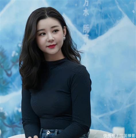 李小萌真是小个子尤物的最佳代表，难怪丈夫不愿意她去拍吻戏 360娱乐，你开心就好