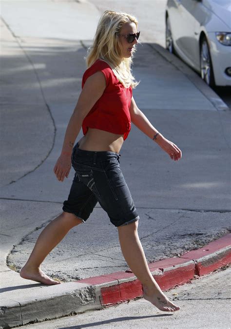 Britney Spears R Celeb Barefoot