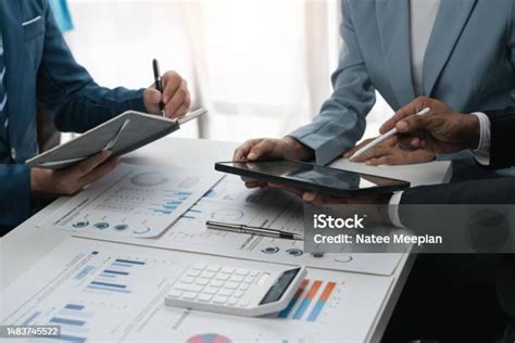 사업가 목표 목표에 대한 프레젠테이션 계획 또는 그래프 기업 경영진 리더 및 태블릿에 대한 인포그래픽 비전 사무실에서의 마케팅 및 동기 부여 Group A에 대한 스톡 사진