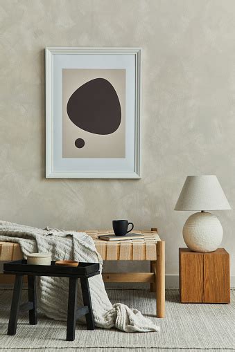 모의 포스터 프레임 긴 라운지에 격자 무늬 창조적 인 유리 커피 테이블과 우아한 개인 액세서리와 아늑한 거실 인테리어의 세련된 구성 중립 벽 바닥에 카펫 템플렛 0명에 대한