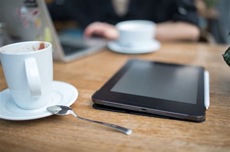 커피와 함께 노트북에서 일 하는 젊은 성인 비지니스 여자 X 프로 패드 스마트폰 하 고 테이블에 연필 공부에 대한 스톡 사진 및 기타 이미지 Istock