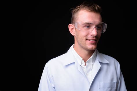 실험실 외 투 및 보호 안경을 착용 하는 젊은 잘생긴 남자의 초상화 검정색 배경에 대한 스톡 사진 및 기타 이미지 검정색 배경 과학자 Stem 주제 Istock