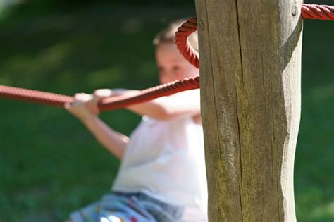 더운 여름날 놀이터에 있는 작고 귀여운 미취학 아동 소녀 햇볕에 아이들의 게임 초점이 맞지 않는 자식 로그에 초점 맞추기 6 7 살에 대한 스톡 사진 및 기타 이미지
