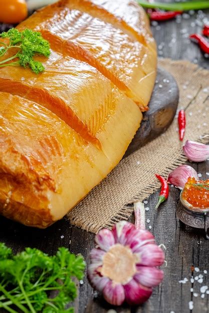 Filete De Lomo Blanco Pescado De Río Ahumado Se Encuentra En Una Tabla