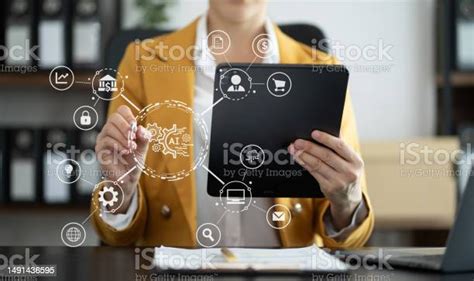 디지털 트랜스포메이션 기술 전략 노트북 태블릿 스마트폰을 사용하는 여성 아이디어의 변형과 채택 가상현실에 대한 스톡 사진 및 기타 이미지 Istock