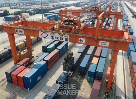 사진 중국 유럽 화물열차에 컨테이너 싣는 갠트리 크레인 이슈메이커