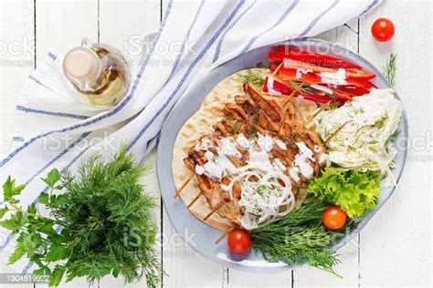 구운 닭고기 케밥과 피타 흰 테이블에 신선한 야채 구운 고기 꼬치 흰색 배경에 시쉬 케밥 상단 보기 위 플랫 레이 건강한 생활방식에 대한 스톡 사진 및 기타 이미지 Istock